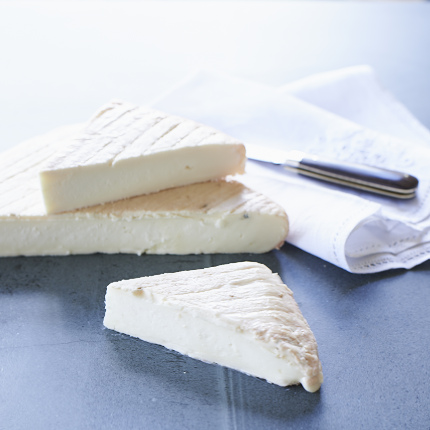 The best of goats’ cheese and sheep’s cheese to buy online.